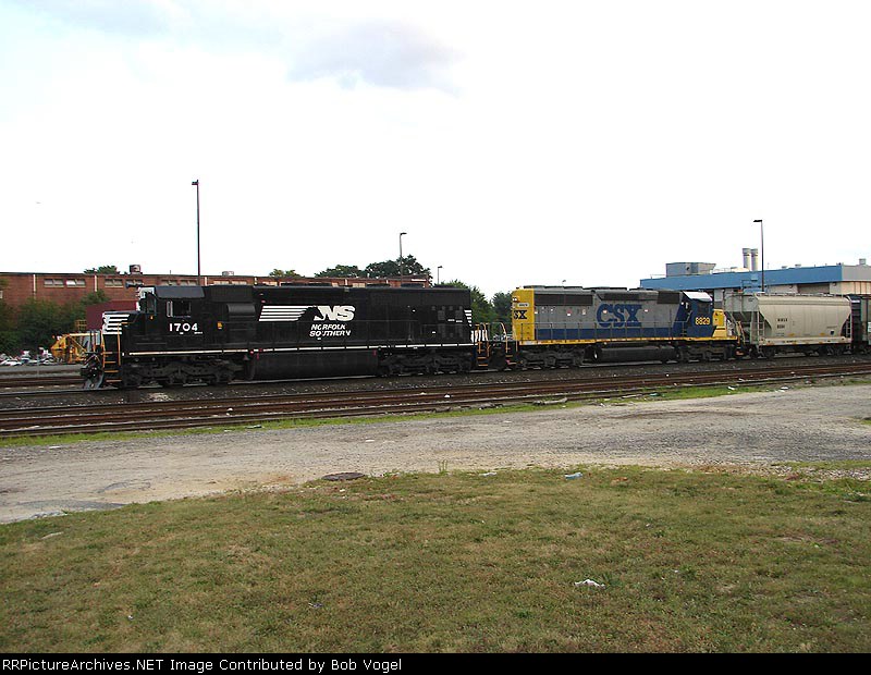 NS 1704 & CSX 8829
